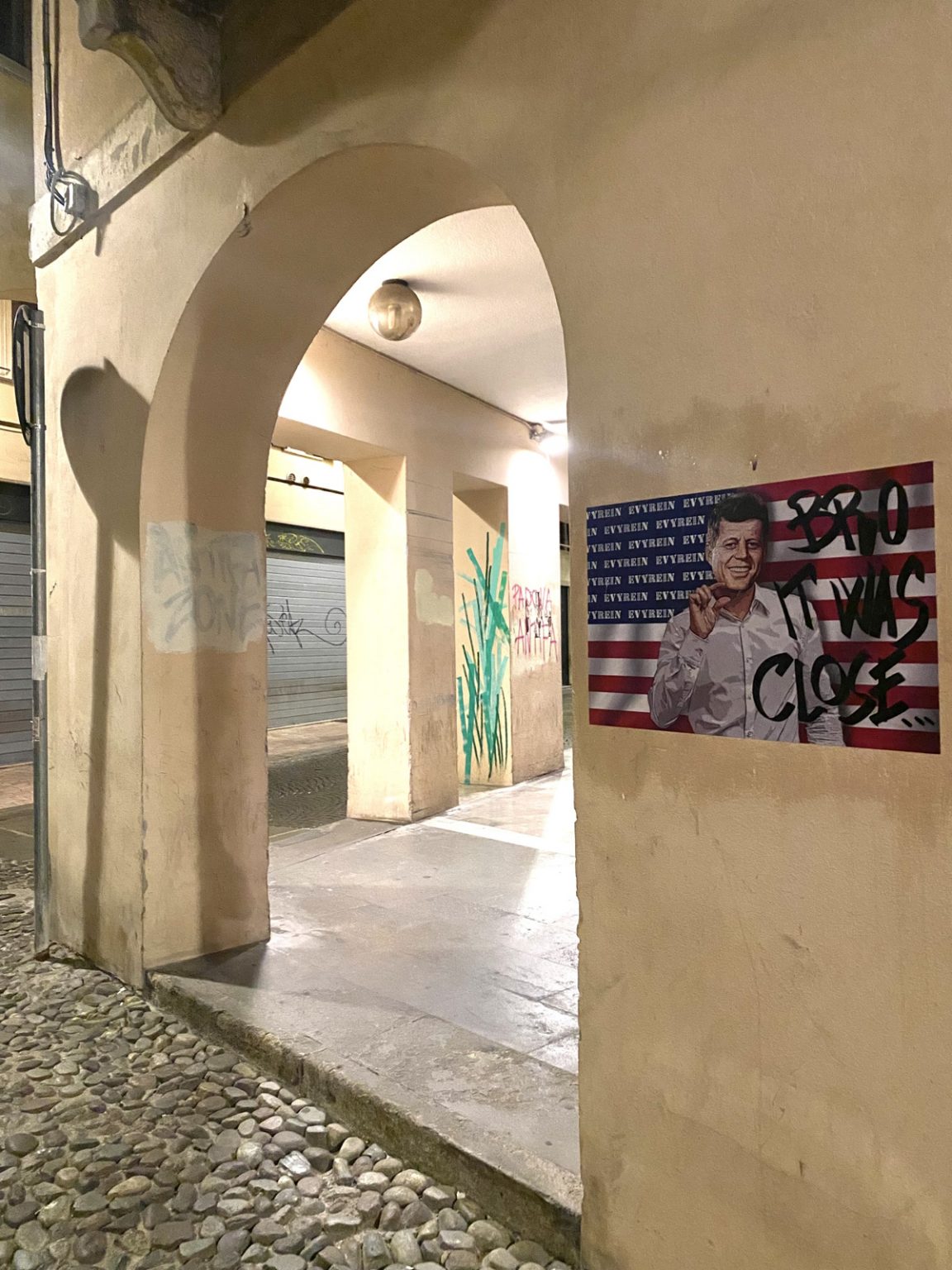 Evyrein, nel nuovo murale Kennedy commenta l’attentato a Trump