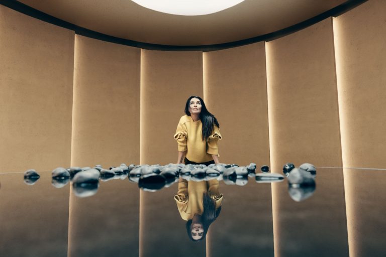 Al Fuorisalone 2025 ‘Library of Light’ di Es Devlin nel cuore di Brera